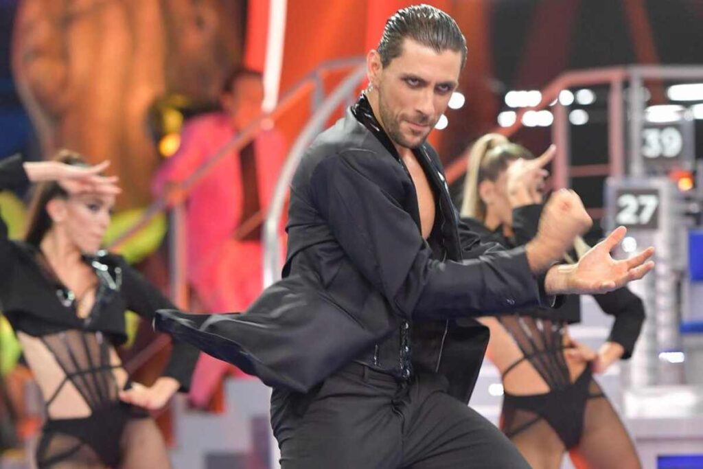 È uno dei ballerini di Ciao Darwin, ma Gabriele nella vita di tutti i ...